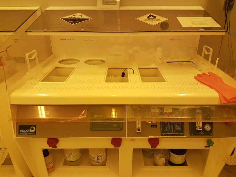 Wet etching benches (RCA clean, Buffered Oxide etch, Isotropic Silicon ...